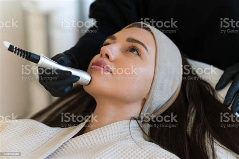 미용 클리닉에서 하이드라페이셜 시술을 하는 전문 여성 미용사 스톡 사진 30 34세에 대한 스톡 사진 및 기타 이미지 30 34세 Electrolysis 건강관리와
