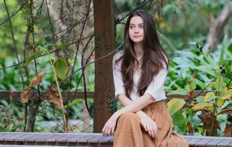 Обои девушка скамейка милая сидит Julia на телефон и рабочий стол раздел девушки