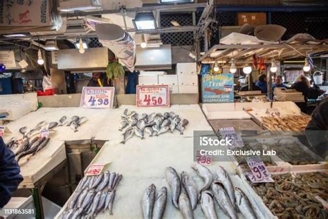 아테네 그리스 중앙 음식 시장 T에서 해산물과 물고기와 전통 노점 가격에 대한 스톡 사진 및 기타 이미지 가격 거래자 관광 Istock