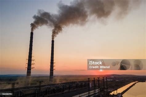 검은 연기가 일몰 에 대기 오염 대기를 위로 이동 석탄 발전소 높은 파이프의 공중 보기 화석 연료 개념으로 전기 에너지 생산