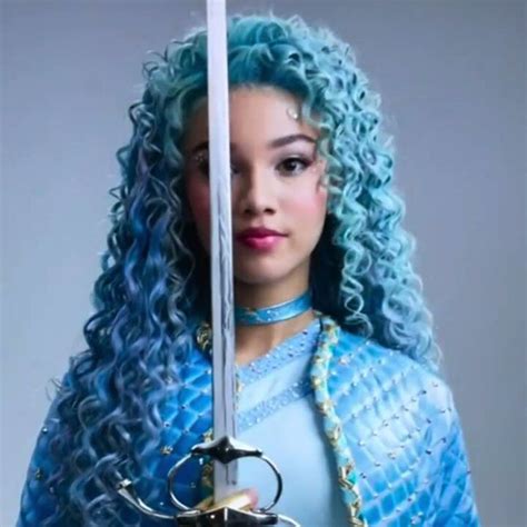 Malia Baker Como Chloe Charming Em Descendentes A Ascenção De Copas