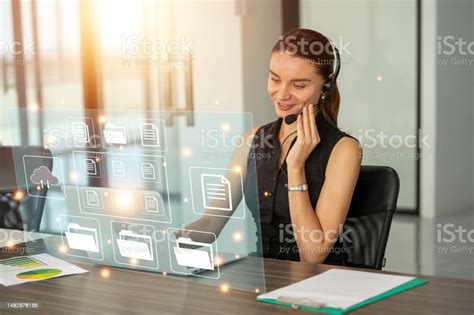 랩톱 전사적 자원 관리 Erp를 사용하는 여성 사업가 가상 화면에 아이콘이 있는 문서 관리 개념 가상 화면에 아이콘이 있는 랩톱