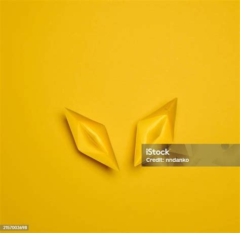 종이배는 노란색 배경에 다른 방향으로 항해합니다 리더십 목표 달성 및 분열의 개념 0명에 대한 스톡 사진 및 기타 이미지 0명 개념 개성 개념 Istock