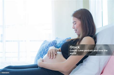 엄마는 그녀의 배꼽 이나 아기를 바라보 고 배를 만져 서 사랑 합니다 아름 다운 젊은 여자는 하나의 엄마입니다 독신 어머니는 누군가 정자를 기증 하 여 체 외 수정 또는