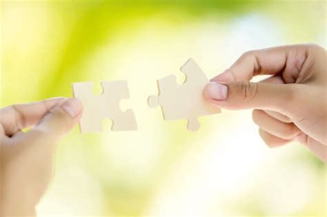 흰색 퍼즐 조각을 들고 사람 무료 사진