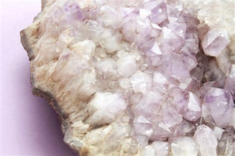 보라색 자수정 보석 크리스탈 광물은 보라색 배경에 복사 공간이 있습니다 자연석 Druse의 지질 샘플 치유 조약돌 0명에 대한 스톡 사진 및 기타 이미지 Istock