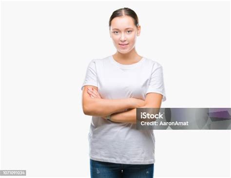 격리 된 배경 행복 얼굴 교차 팔 카메라 보고 웃 고 젊은 아름 다운 백인 여자 긍정적인 사람입니다 갈색 머리에 대한 스톡 사진