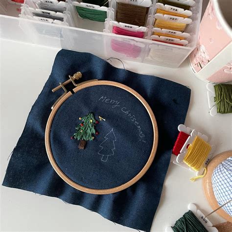 해온작업실 🧺인천라탄공방 ️프랑스자수 올해은 화이트크리스마스 될까 캐롤 틀러놓고 가볍게 수놓아 봅니다 크리스마스자수