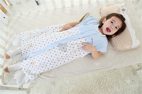 小女孩躺在床上的睡袋里