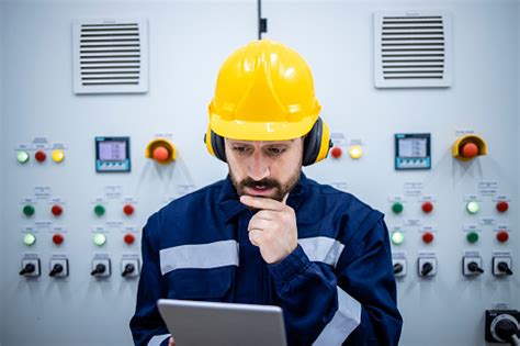 디지털 태블릿을보고 공장의 전기 캐비닛에 서있는 전문 전기 엔지니어의 클로즈업 뷰 전기공에 대한 스톡 사진 및 기타 이미지 전기공 태블릿 공사장 감독 Istock