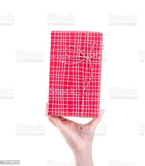 아시아 여자 들고 주는 흰색 배경에 고립 된 묶여 활 매듭 포장 된 선물 상자를 보내 공휴일에 대한 스톡 사진 및 기타 이미지 공휴일 나비매듭 단일 객체 Istock
