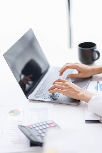 사무실 책상 세금 보고서 회계 통계 및 분석 연구 개념에서 수학 금융을 수행하기 위해 계산기와 노트북을 사용하는 아시아 비즈니스 여성 가계에 대한 스톡 사진 및 기타 이미지