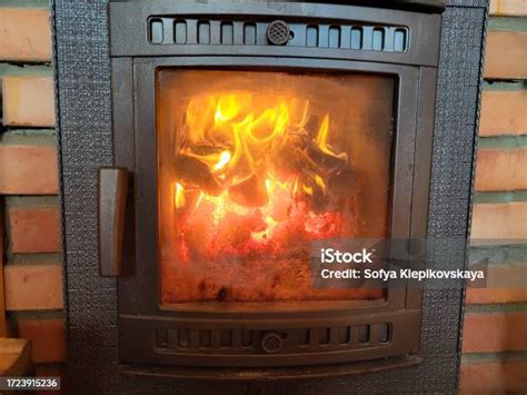 전통적인 시골 별장의 오븐 주철 스토브에서 불을 피우십시오 0명에 대한 스톡 사진 및 기타 이미지 0명 가정 생활 가정의 방 Istock