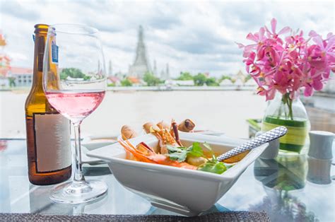 톰 참 마 홍콩 또는 톰 얌 쿵 새우와 레몬 잔디와 수프 버섯 태국 음식 태국 스타일 태국 국가 메인 요리 중 하나 아시아 매운 수프 그릇에 새우와 닫습니다 고급 요리에