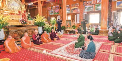 Senior General Min Aung Hlaing Wife Daw Kyu Kyu Hla Pay Homage To Remains Of Naga Hnakaung