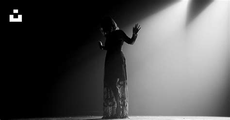 무대에 서 있는 검은 드레스를 입은 여자 사진 Unsplash의 무료 카 이미지