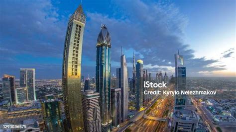경치 좋은 두바이 다운타운 건축 낮부터 야간 근무 조명이 켜진 고층 건물과 교통이 있는 셰이크 자이드 로드의 최고 전망 0명에 대한 스톡 사진 및 기타 이미지 Istock
