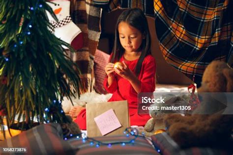 메리 크리스마스 그리고 해피 홀리데이입니다 귀여운 자식 소녀 크리스마스 트리 근처 산타 클로스에 게 편지를 씁니다 12월에 대한 스톡 사진 및 기타 이미지 Istock
