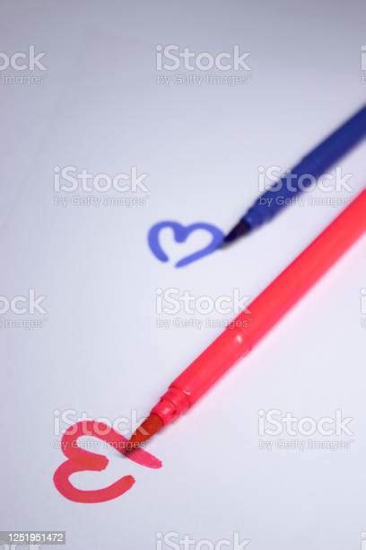 옆에 그려진 하트가 있는 여러 가지 색상의 펠트 팁 펜 문구 개념 복사 공간을 복사합니다 격리 개체 그룹에 대한 스톡 사진 및 기타 이미지 Istock
