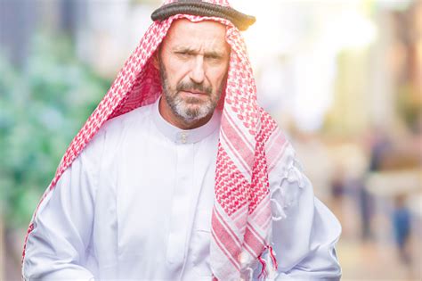 수석 아랍 남자 이상의 서구인을 입고 격리 속에 손으로 배경 때문에 소화 불량 고통 스러운 질병 기분이 나쁘다 통증 개념입니다