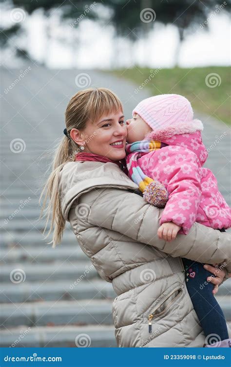 Jonge Moeder Met Buiten Kind Stock Foto Image Of Gouden Vervagen