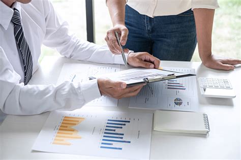 파트너 재무 및 회계 개념과의 비즈니스 만들기 대화의 투자 프로젝트 작업 및 전략 기획 회의에 대한 경영진 비즈니스 팀 프리젠 테이션 컨퍼런스 계약서에 대한 스톡 사진 및