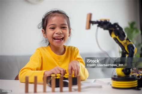 Stem 교육 개념입니다 아시아 학생들은 Stem에서 로봇 팔을 코딩하고 수학 공학 과학 기술 로봇 공학의 컴퓨터 코드를