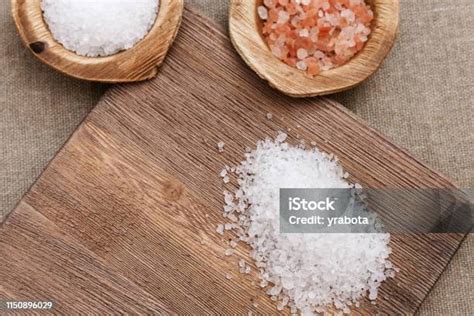 스파 컨셉 화장품 절차에 대 한 방향족 바다 소금 바다 소금과 빈티지 나무 책상입니다 복사 공간 스파 배경입니다 바로 위에 대한 스톡 사진 및 기타 이미지 Istock
