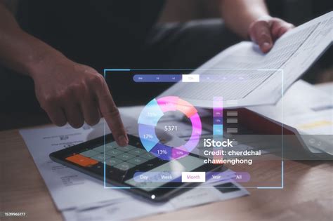 컴퓨터에서 비즈니스 분석 및 데이터 관리 시스템과 함께 작업하는 분석가는 Kpi 및 메트릭이 데이터베이스에 연결된 보고서를 작성합니다 금융 운영 영업 마케팅을위한 기업 전략