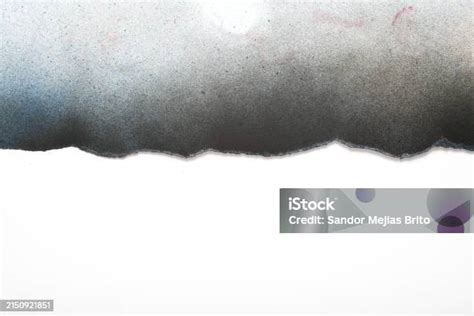 찢어진 종이는 흰색 배경에 검은 스프레이 페인트로 칠해져 있습니다 텍스트를 위한 공간입니다 0명에 대한 스톡 사진 및 기타 이미지 Istock