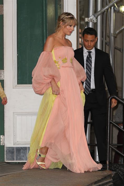 Taylor Swifts Feet
