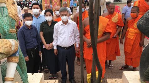 លោកចេង មុនីរ៉ា អភិបាលខណ្ឌ ច្បារអំពៅនាំយកដើមរំដួលទៅដាំនៅក្នុងបរិវេណវត្តថ្មី សារព័ត៌មាន នគរវត្ត