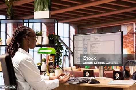 재택 근무를 하는 여성이 Pc 디스플레이에서 Ui를 보고 코드를 입력합니다 가상현실에 대한 스톡 사진 및 기타 이미지 가상