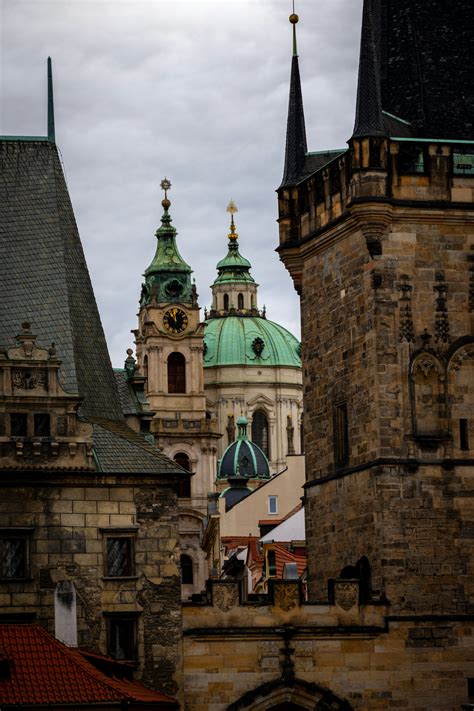 Edificio De Hormigón Marrón Y Beige Foto Imagen De Praga Gratuita En Unsplash
