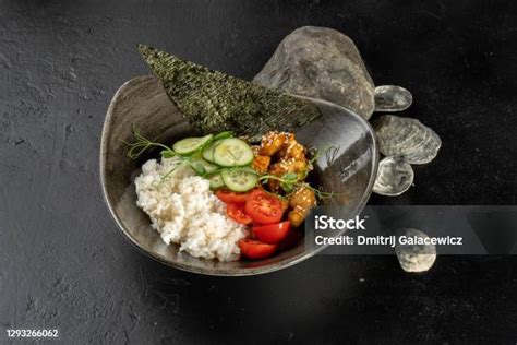 데리야키 닭고기와 밥과 채소 닭고기 필레 삶은 쌀 오이 토마토 참깨 노리 녹색 완두콩의 어린 새싹이 있는 따뜻한 메인 코스 0명에 대한 스톡 사진 및 기타 이미지 Istock