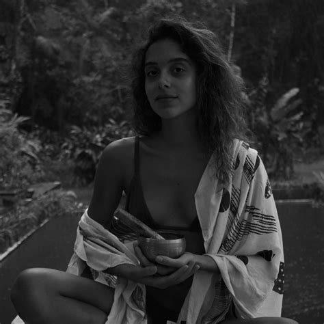 Gabriela Lessa Yoga Trade