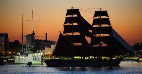 네바강서 붉은 돛 축제 리허설하는 범선