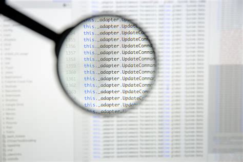 진짜 C 코드 화면을 개발입니다 프로그래밍 워크플로 추상 알고리즘 개념입니다 확대경 렌즈 아래 표시는 C 코드의 라인 데이터에 대한 스톡 사진 및 기타 이미지 Istock