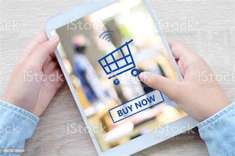 여자 손 쇼핑 온라인 장치 스크린 배경 비즈니스 및 기술 디지털 마케팅 라이프 스타일 개념에 태블릿을 사용 하 여 개념에 대한 스톡 사진 및 기타 이미지 Istock