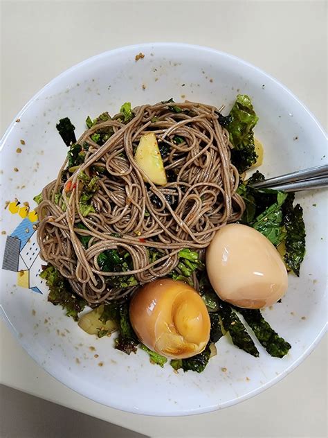 국수 처돌이의 여름맛 오이 비빔국수 재료 메밀국수 70그램 오이 한개 상추나 깻잎 채소 김 한봉 훈제란 2개열무김치선택