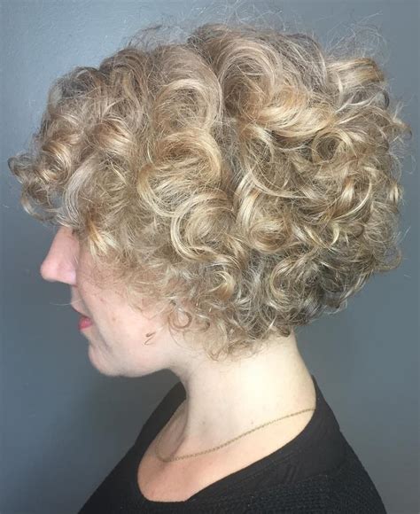 12 Curly Hairstyles For Round Faces