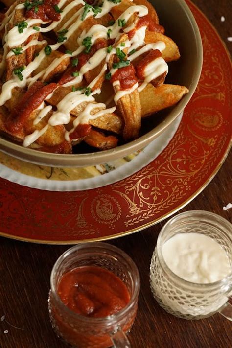 Flavorful 고명 높은 각도보기 러스틱 레스토랑 스타일 마요네즈 맛 맛있는 간식 미식가 바삭바삭한 바삭바삭한 질감 반찬 부추 서빙 소박한 서빙