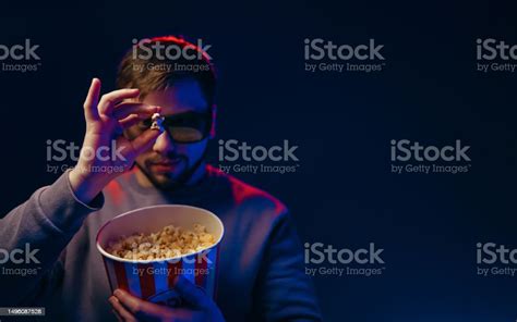3d 안경에 팝콘을 들고 있는 남자 영화 상영 초연 텍스트를 위한 공간이 있는 포스터 사진입니다 남자에 대한 스톡 사진 및 기타 이미지 Istock