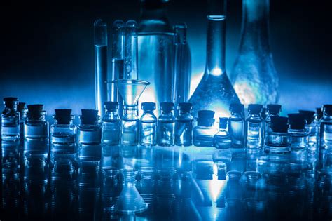 약국 및 화학 테마 연구 실험실에서 용액으로 유리 플라스크를 테스트하십시오 과학 및 의학 배경 어두운 색조 배경에 실험실 테스트 튜브 Stem 주제에 대한 스톡 사진 및