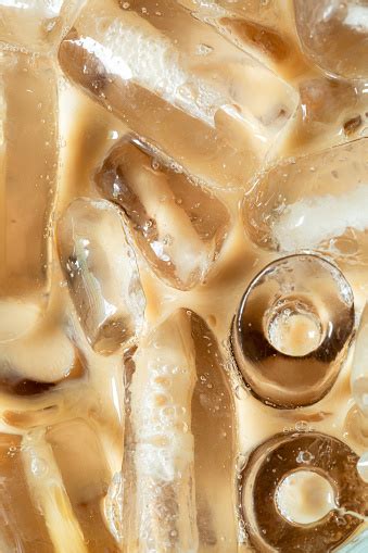 커피 질감과 매크로 얼음 조각 얼음 조각으로 차가운 라떼 음료의 클로즈업 커피 마실 것에 대한 스톡 사진 및 기타 이미지