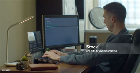 남자 코딩 Html 및 화면 모니터에 프로그래밍 개발 웹 개발자 Php 프로그래밍 언어에 대한 스톡 사진 및 기타 이미지 Php 프로그래밍 언어 Html 개발