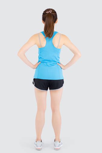 만족 하 고 자신감 흰색 배경에 고립 된 스포츠 의류에 아름 다운 초상화 젊은 아시아 여자 여자 아시아의 뒷면모양과 웰빙 건강 개념에 맞게 운동에 건강한 생활방식에 대한