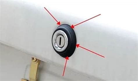 09别克君威后备箱开关在哪 有驾