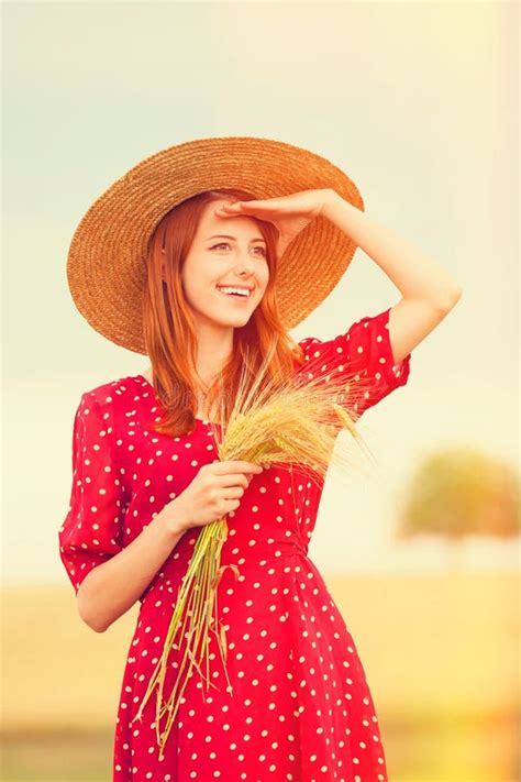 Het Meisje Van De Roodharige In Rode Kleding Stock Foto Image Of Wijfje Openlucht