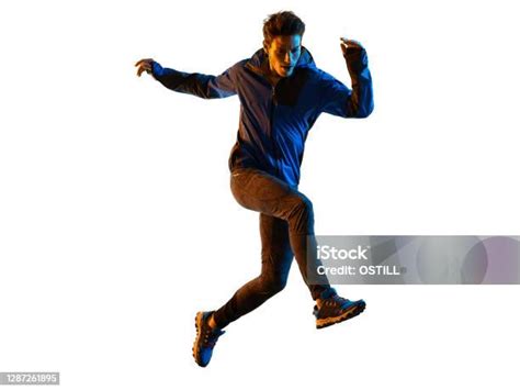 트레일 크로스 컨트리 러너 런닝 맨 실루엣 그림자 고립 된 흰색 배경 크로스 컨트리 러닝에 대한 스톡 사진 및 기타 이미지 크로스 컨트리 러닝 20 29세 그림자